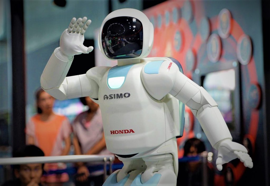 Honda's Humanoid ASIMO robot, Honda Humanoid ASIMO Robot Says Goodbye ...